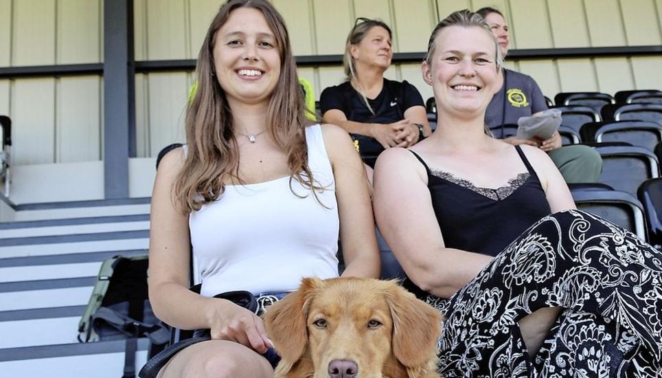 Folgsamkeit und Freudensprünge: Hundeparcours im Fussballstadion ...