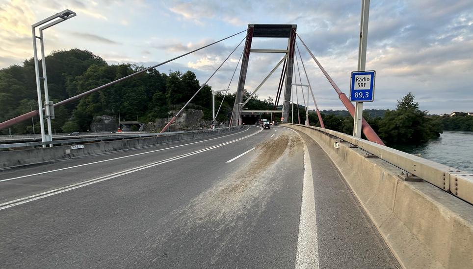 Schaffhausen: Lastwagen verliert Ladung auf A4-Brücke und löst Stau aus